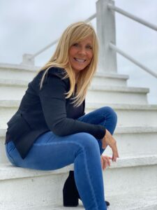 Bio – Renee Adams